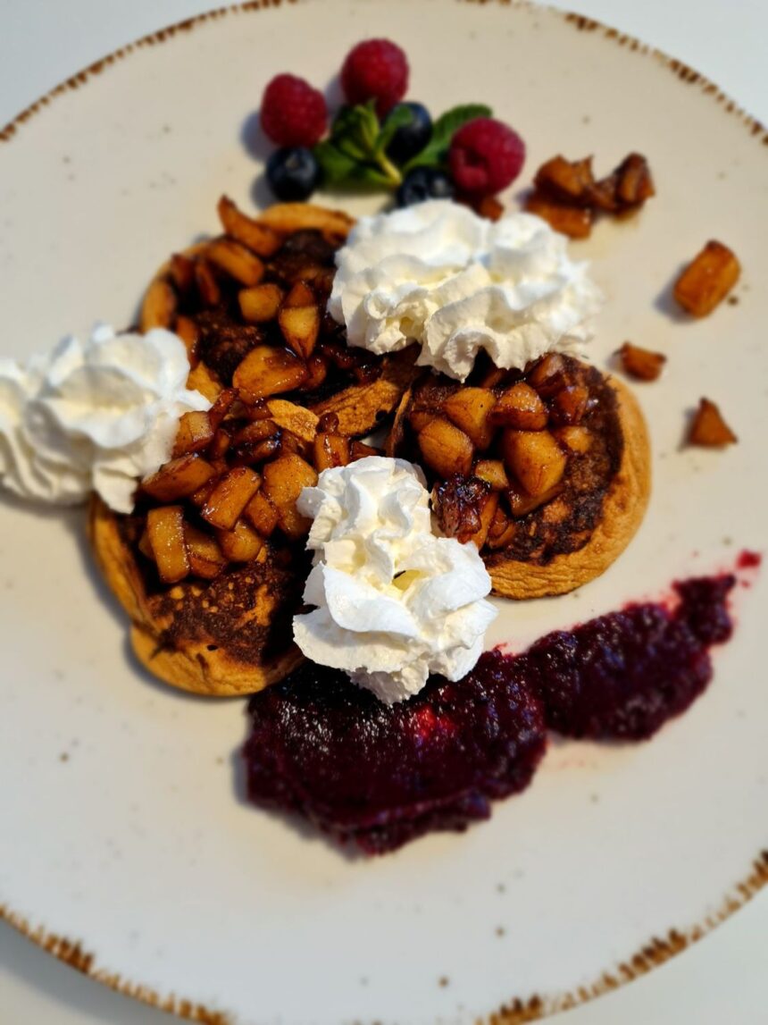 Gofio pancakes with caramelized apples - Viva La Gaia